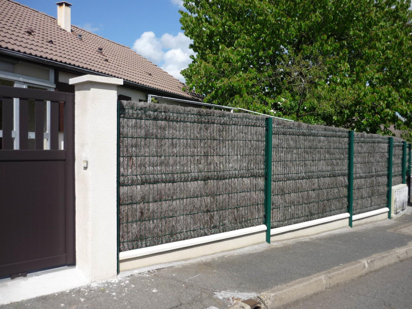 Prix de pose d'une clôture : vrais tarifs 2024 - monEquerre.fr