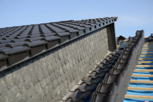 Prix de pose d'une tuile de rive : notre guide d'experts - monEquerre.fr