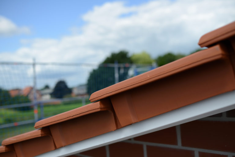 Prix de pose d'une tuile de rive : notre guide d'experts - monEquerre.fr