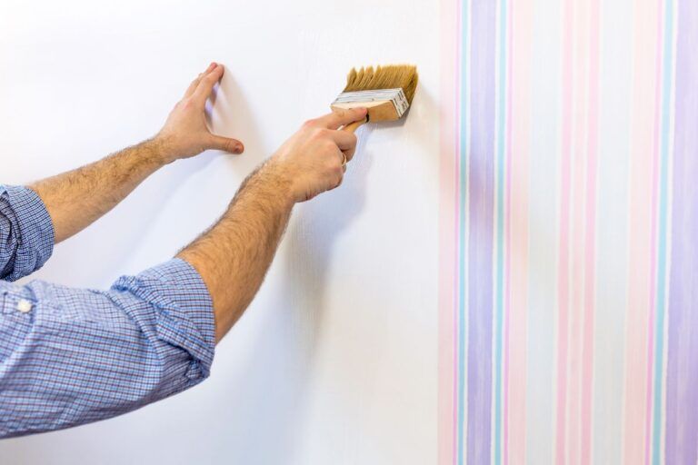 Comment poser du papier-peint en 6 étapes : notre guide complet - monEquerre.fr