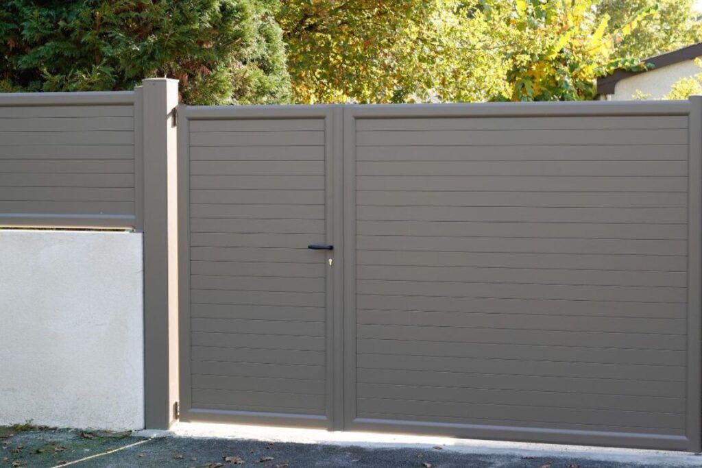 Portail coulissant avec portillon intégré : photos, prix et avantages ...